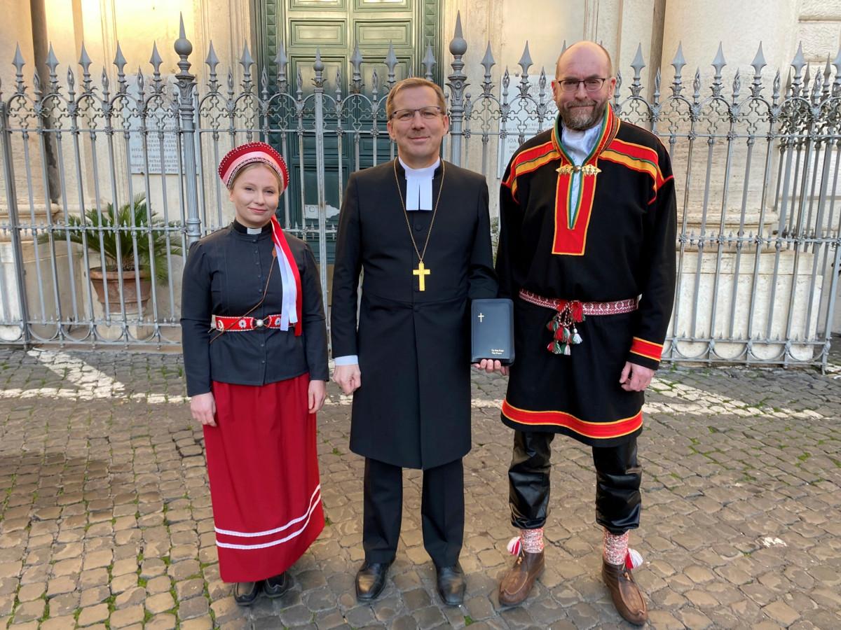 Oulun piispa Jukka Keskitalo paavi Franciscukselle Vatikaanissa ... Oulun piispa Jukka Keskitalo paavi Franciscukselle Vatikaanissa ...