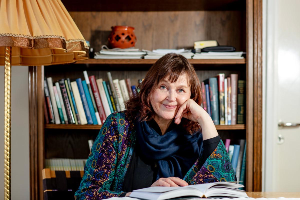 Anna-Mari Kaskinen ottaa kirjoittaessaan todesta Jumalan suuruuden ja ...